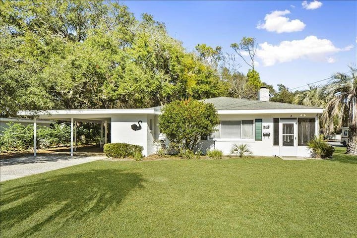 Swan Cottage - Cozy Cottage Just Steps Away From T - Jekyll Island, GA