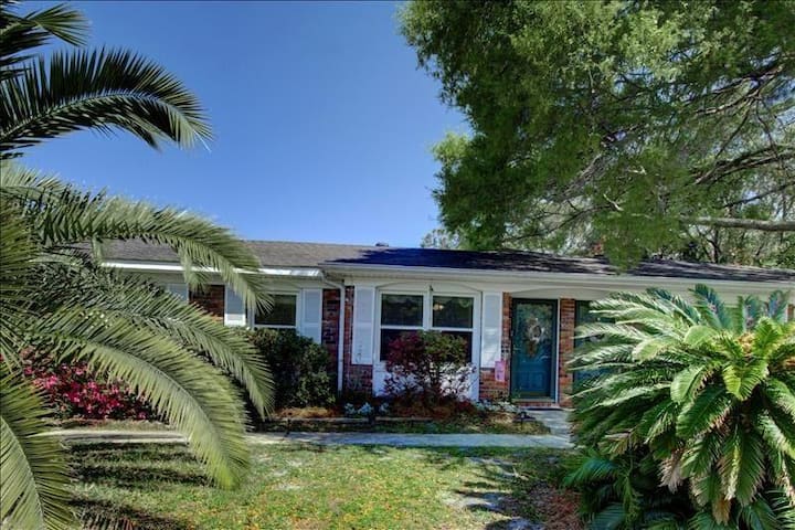Wind Chimes Cottage - Spacious Duplex Is Easy Walk - Jekyll Island, GA