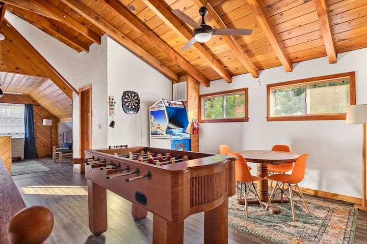 Paddington Manor, Loft Cabin, Hot Tub & Game Room - Big Bear Lake, CA