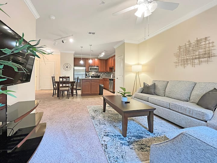 Upscale Central Tampa Living With Pool Views - Tampa, FL