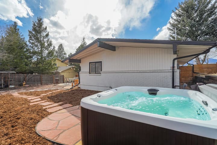 Peakview Family Lux! Man Cave, Hot Tub & Bbq - Colorado Springs, CO