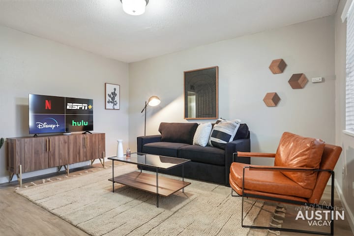 Adorable N Lamar Living + Pool And Comfort For All - Austin, TX