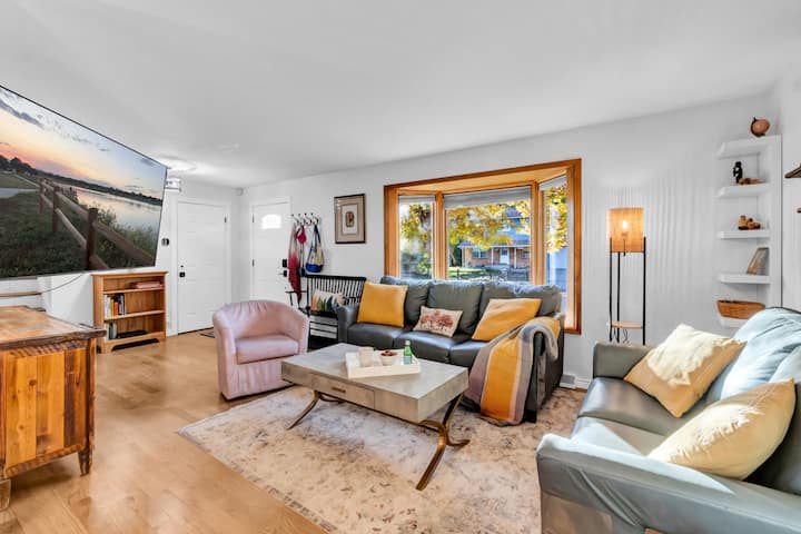 Private Heated Pool & Lakefront, Walk 1.5 At Lake! - Arvada, CO