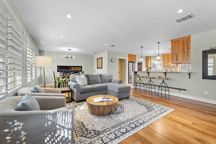 Home Near Main St | 4br | Hot Tub | Private Yard - Fredericksburg, TX