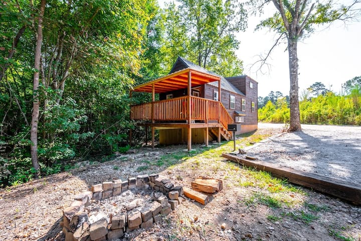 Walnut: Sleep 4, Tiny Cabin, Pets, Near Park/lake - Broken Bow, OK