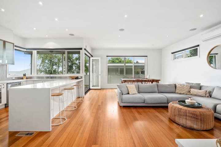 Sophisticated Family Sanctuary, Newtown - Geelong