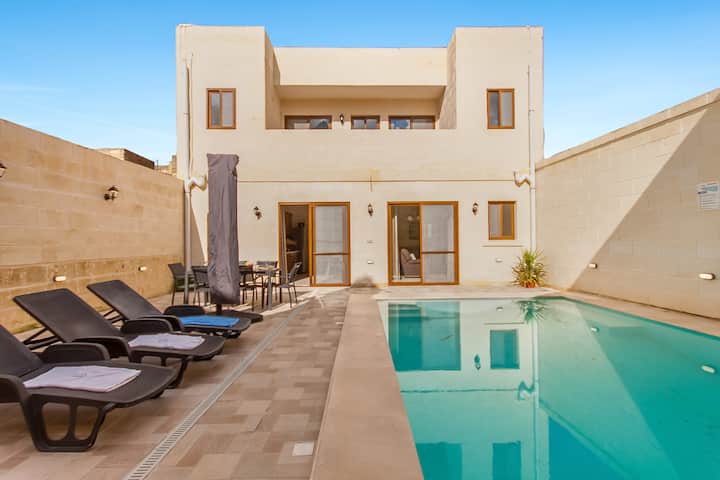 Nadurin, Gozitan Villa 7 Bedr. & 2 Pools - Malta