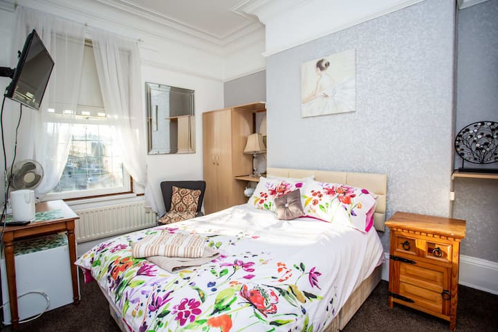 Ocean Road Guest House - Pet Friendly - Ensuite - South Shields