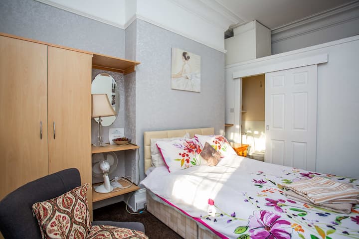 Ocean Road Guest House - Pet Friendly - Ensuite - Tynemouth