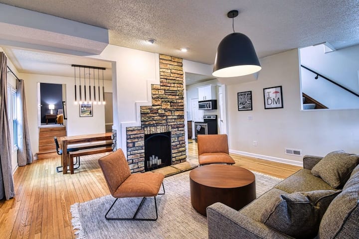 Hot Tub, Fenced Yard, Games, Office/gym + Pets Ok! - Des Moines, IA