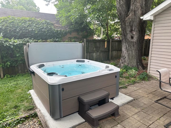 Hot Tub | Arcade | Fenced Yard | Sleeps 10 | Pets - Des Moines, IA