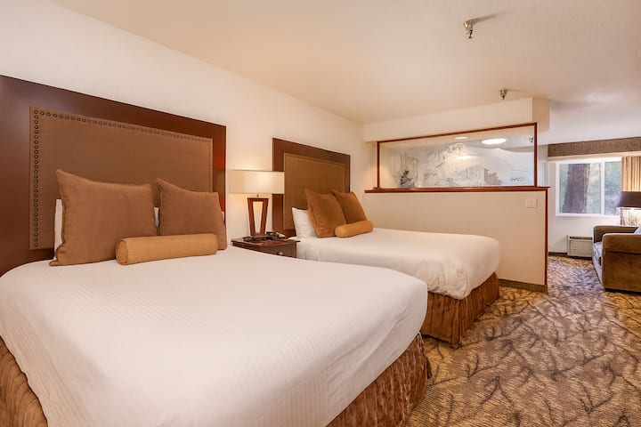 2 Comfortable Units! Outdoor Pool, Pets Allowed - Bend, OR