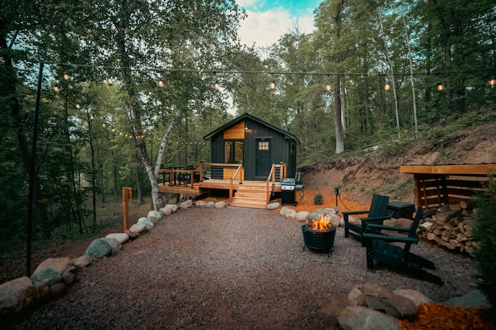 New! Tiny House Couples Retreat, Outdoor Shower - Minnesota