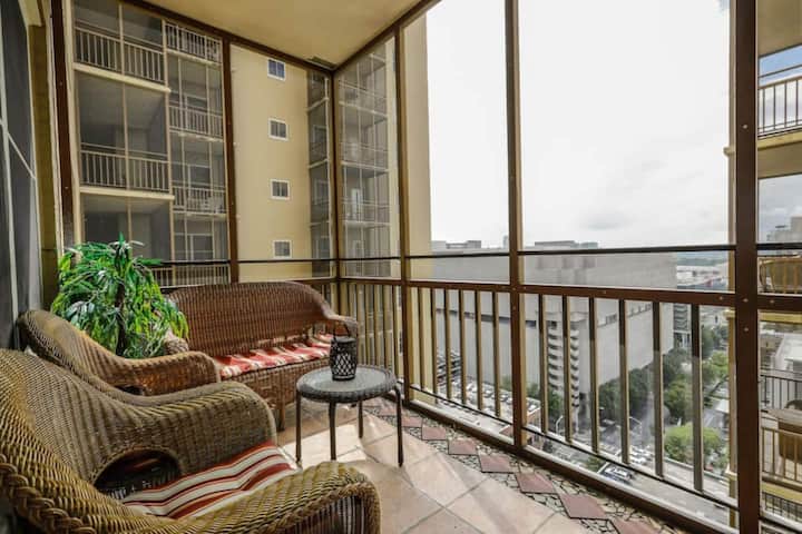 Downtown Condo In Peachtree Towers W/ Workspace - Atlanta, GA