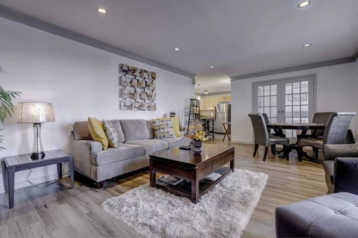 Modern Downtown 2 Bed 2 Bath Near Aquarium - Atlanta, GA