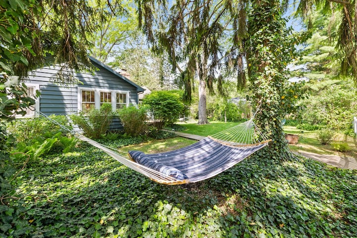 1 Block To Private Beach, Deck, Grill & Firepit - New Buffalo