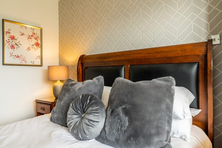 Strawberry Room - King - Lake View - Windermere