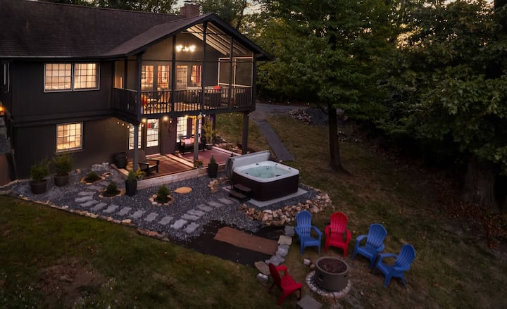 The Far View Retreat | Hot Tub + Scenic Views - Virginia
