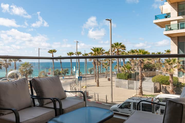 Beachfront Apt W/ Sea View & Parking | Mamad - Israel