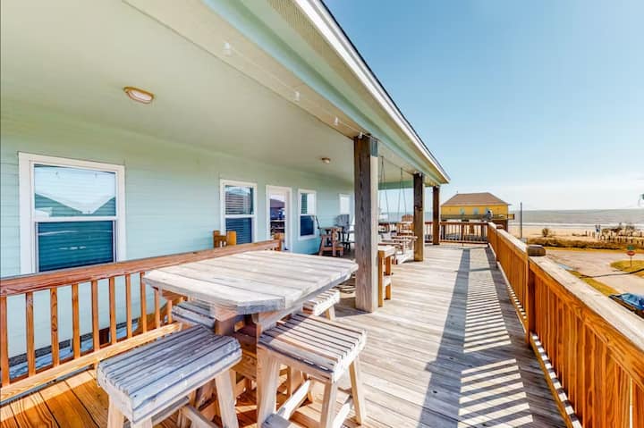 Resting Beach Face, Gulf Views, Dog Friendly, Sleeps 14 - Crystal Beach, TX