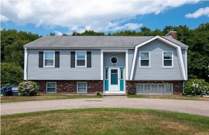 Ever Popular Eastward Neighborhood Summer Home! - Narragansett, RI