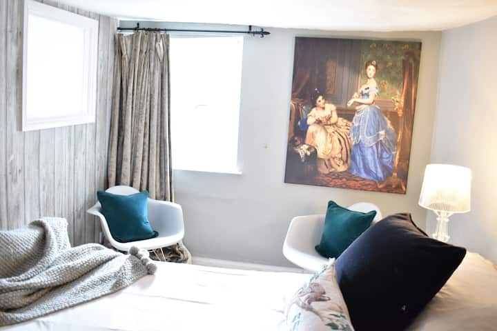 Basic Double Bedroom - Moreton-in-Marsh