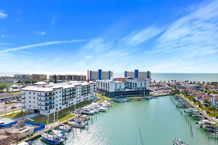 Waterfront Condo. Views. Pool. Exceptional. Beach. - Madeira Beach, FL