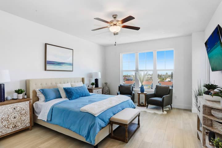 Waterfront Condo. Views. Pool. Exceptional. Beach. - Madeira Beach, FL