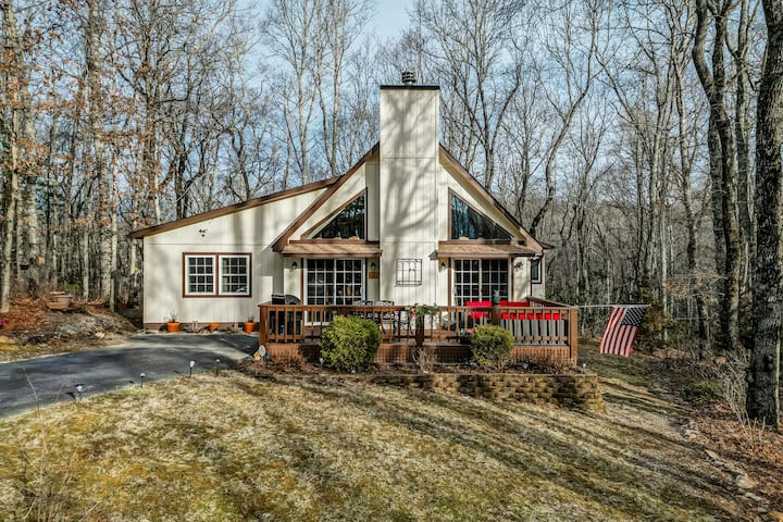 3br Mountain-view Cabin With Fireplace And Grill - Dillard, GA