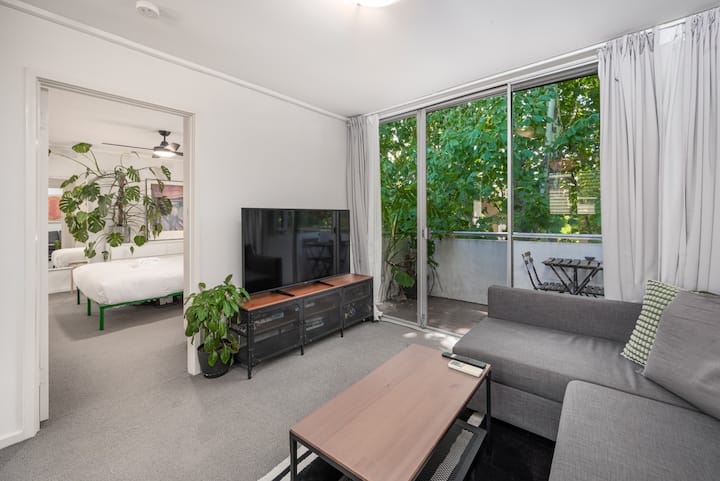 Calm, Plant-filled, Top Floor Apartment. - Melbourne