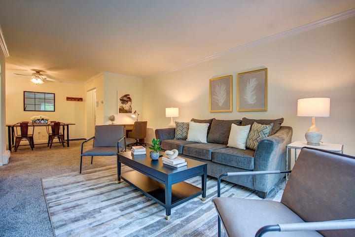 Free Parking, Dishwasher, And Balcony Near Medical - Milwaukee