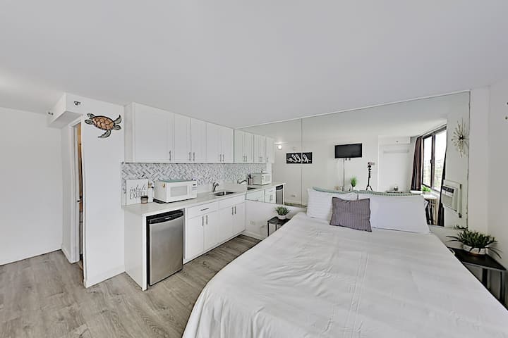 Quaint Waikiki Monarch Studio | Pool + Gym - Honolulu, HI