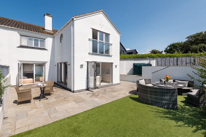 Out Of The Blue : Spacious 5‑bed Home Rhosneigr - Anglesey