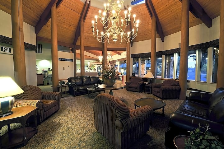 Group Escape! Two Units W/ Free Parking! Pools! - Bend, OR