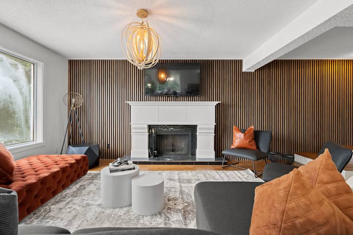 The Ohana Lakeside Retreat | 4 Bedrooms & Tiki Bar - Sylvan Lake, AB