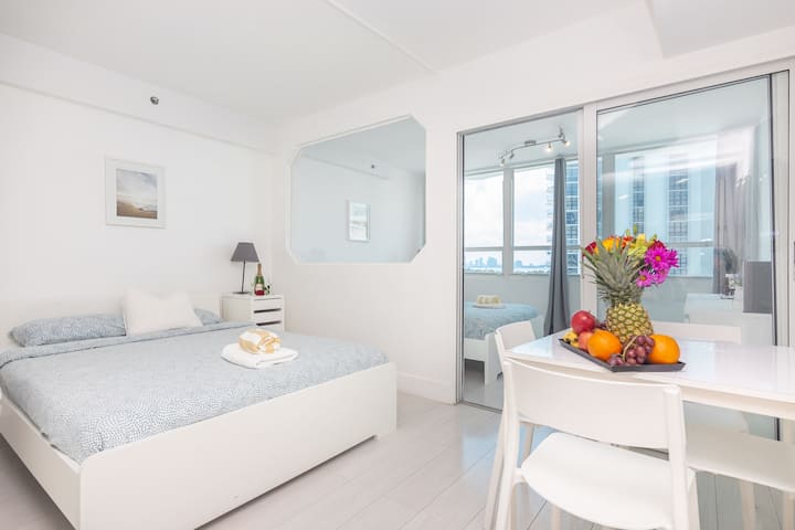 Oceanfront Resort City Bay View Free Parking - Miami Beach, FL