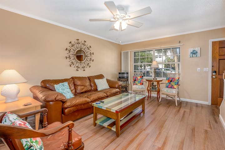 By Flagler Avenue! Private Garage And Full Kitchen - New Smyrna Beach, FL