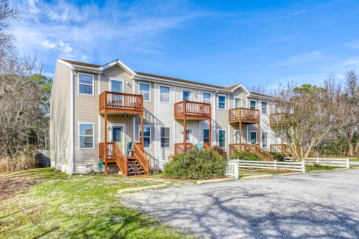 Lighthouse Estates 8 - Water Views; Shared Pool! - Chincoteague, VA