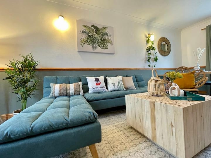 Kozyguru | 3br 4beds L Wigan | Newly Renovated Staycation Holiday Home L Close To Retail Park & Transportation Link - Leigh Sports Village