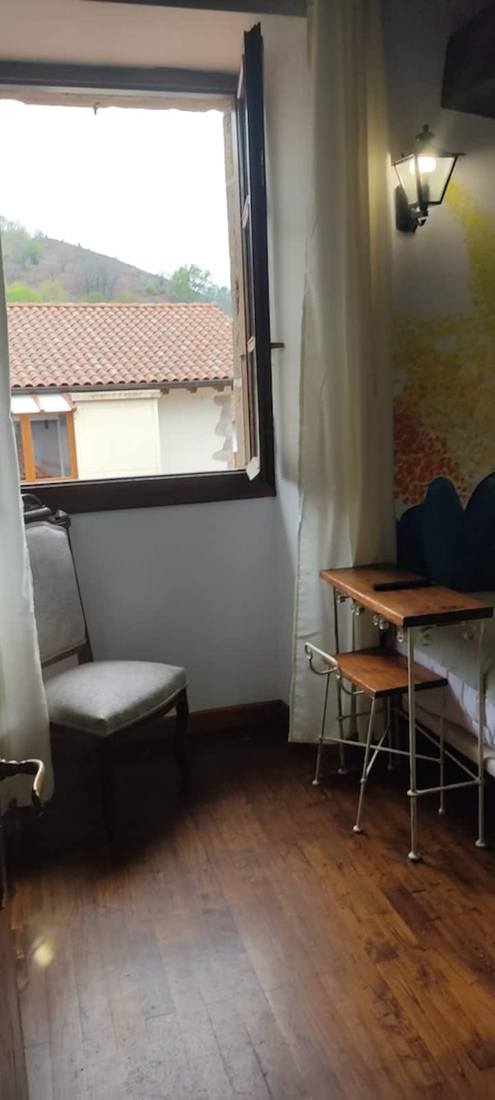 A Los Pies Del Monte Mendaur. Hostal Mendaurpe. H1 - Lanz