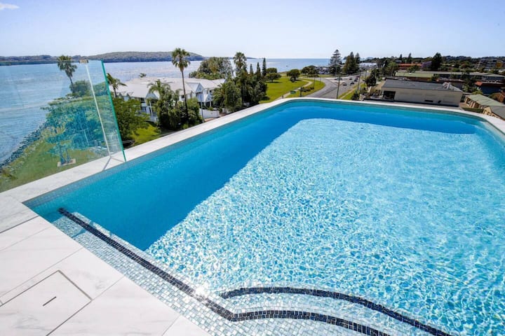 Glorious 2-bed With Waterside Balcony Views - Batemans Bay