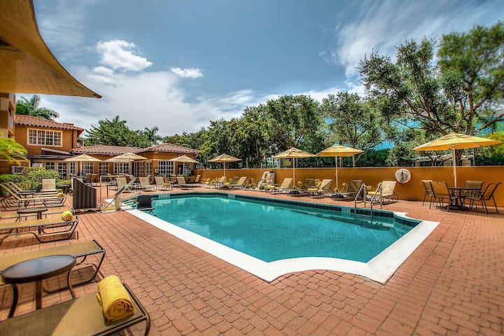 Minutes To Naples Beach + Restaurant. Bar. Pool. - Naples, FL