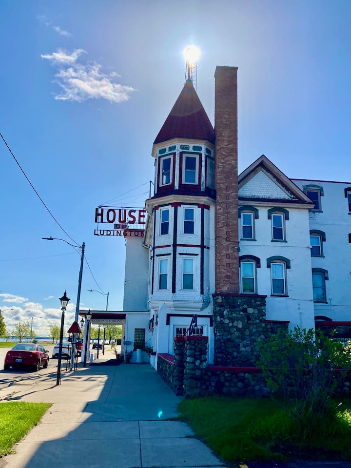 309-affordable Downtown Escanaba Lakeview Hotel - Escanaba, MI