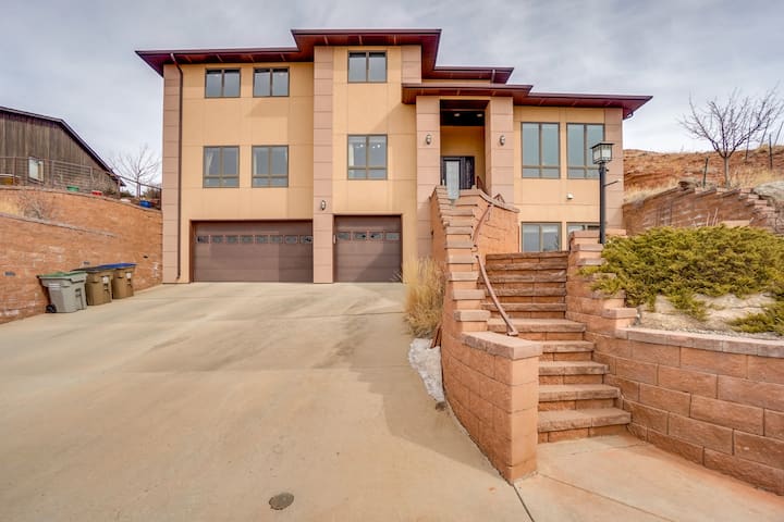 Upscale Laramie Home W/ Hot Tub & Patio! - Laramie, WY