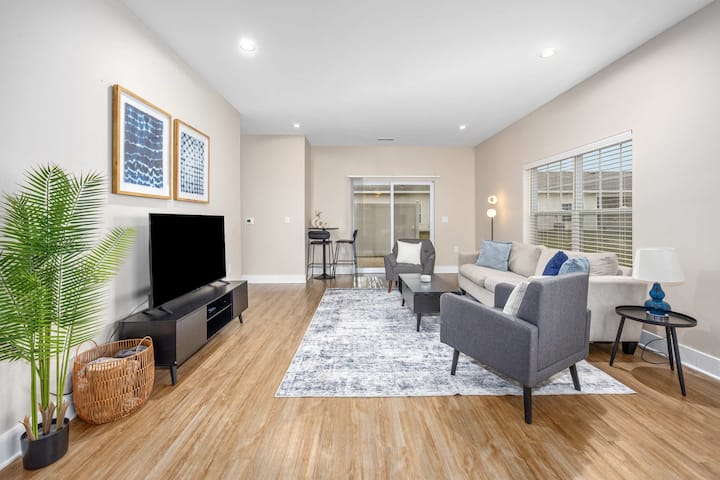 Stylish New Build! 2br Condo W/ Patio & Garage - Wyoming, MI