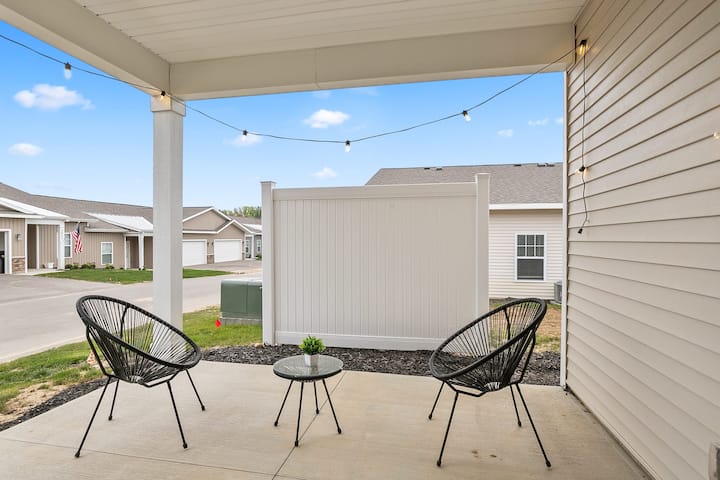 Modern New Build 2br + 2ba Condo W/ Garage + Patio - グランド・ラピッズ, MI