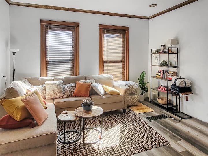 Spacious & Historic Victorian Retreat - Bay City, MI