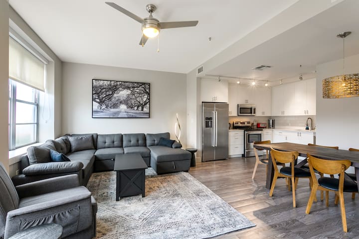 Inviting Condo Walking Distance To Local Favorite - New Orleans, LA