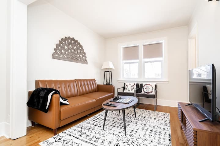 Home In Norwood Flats - 3 Queen Beds W/ Parking! - Winnipeg