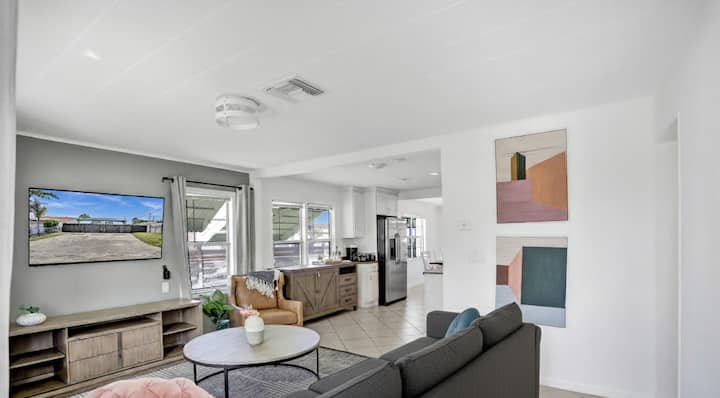 Renovated House With Yard - Palm Wave Says - Palm Beach, FL